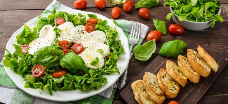 Receta de ensalada mixta de vegetales con aderezo light de yogurt